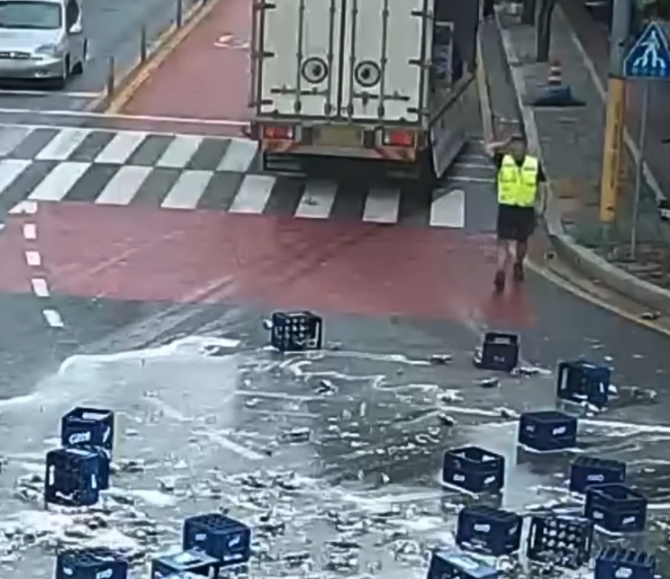 Beer truck spills entire shipment of beer on streets then good ...