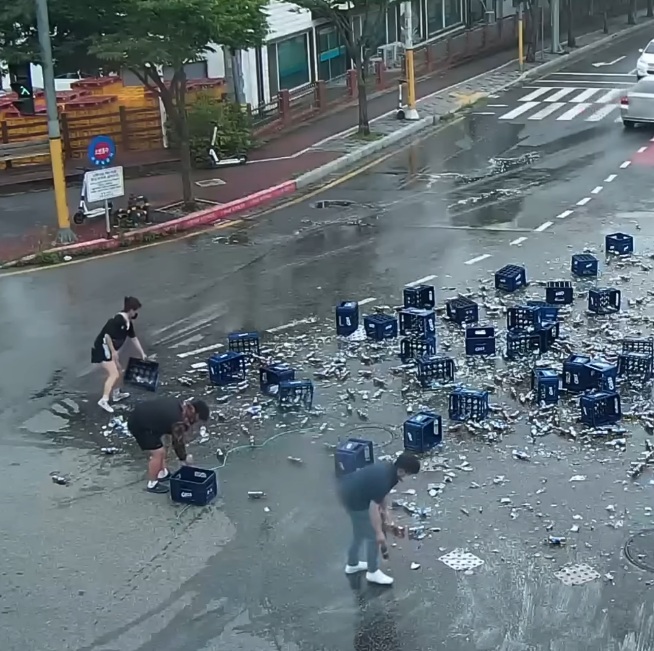 Beer truck spills entire shipment of beer on streets then good ...