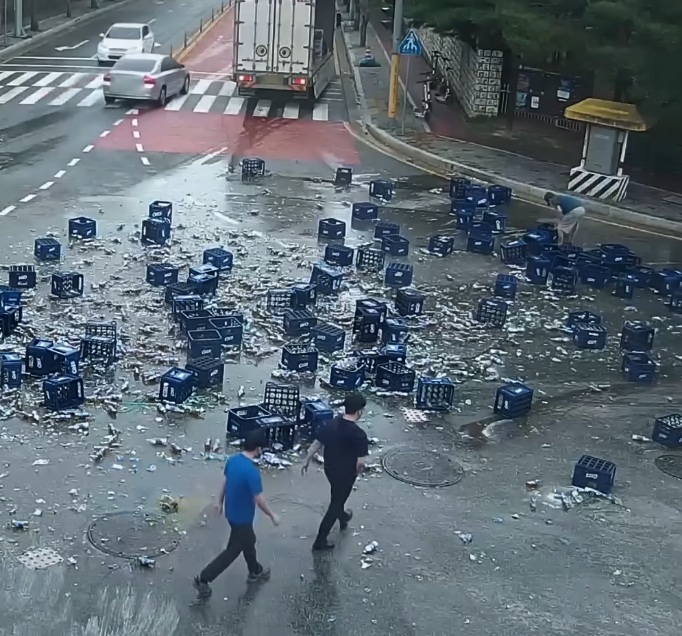 Beer truck spills entire shipment of beer on streets then good ...