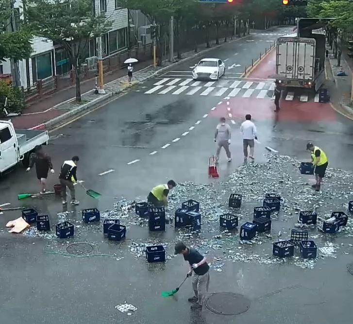 Beer truck spills entire shipment of beer on streets then good ...
