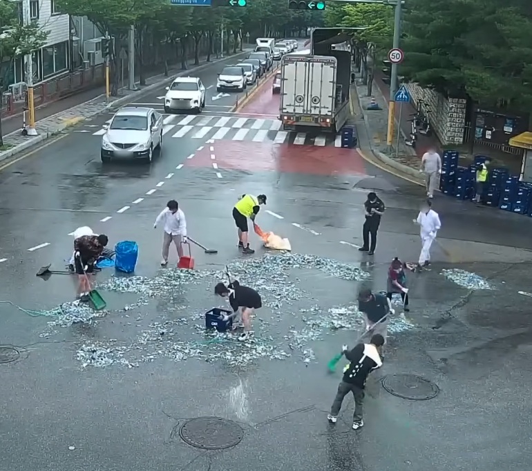 Beer truck spills entire shipment of beer on streets then good ...