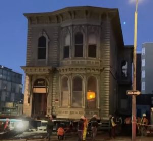 Crowd watches as 139-year-old Victorian home is moved 7 blocks to a ...