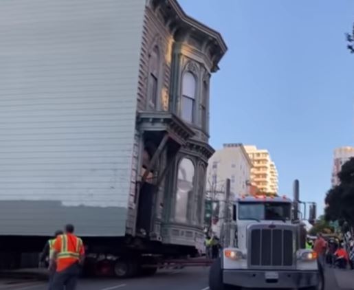 Crowd watches as 139-year-old Victorian home is moved 7 blocks to a ...