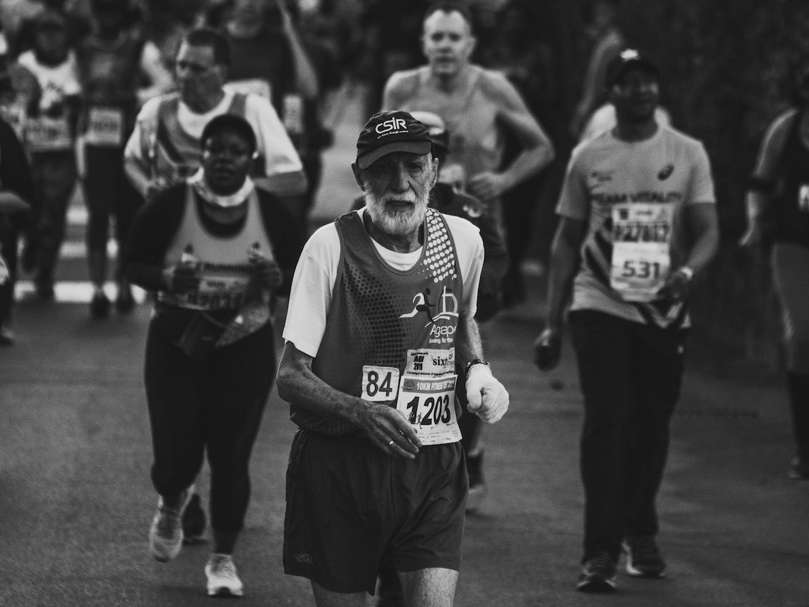 Marine gives up lead to help struggling 9-year-old boy finish race