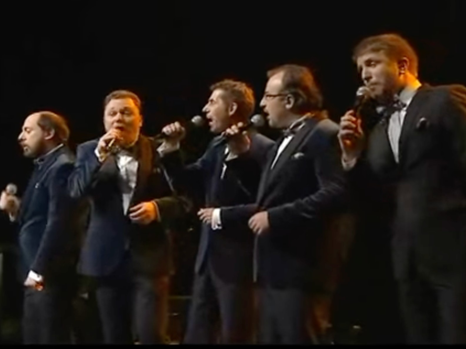 5 guys bring down the house with their cover of ‘Lion Sleeps Tonight’