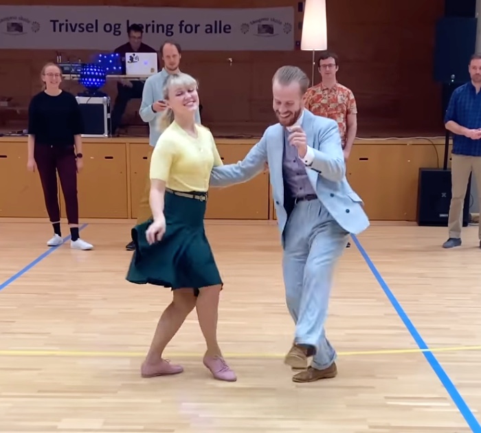 Couple dazzles onlookers with lively dance to 1950s classic