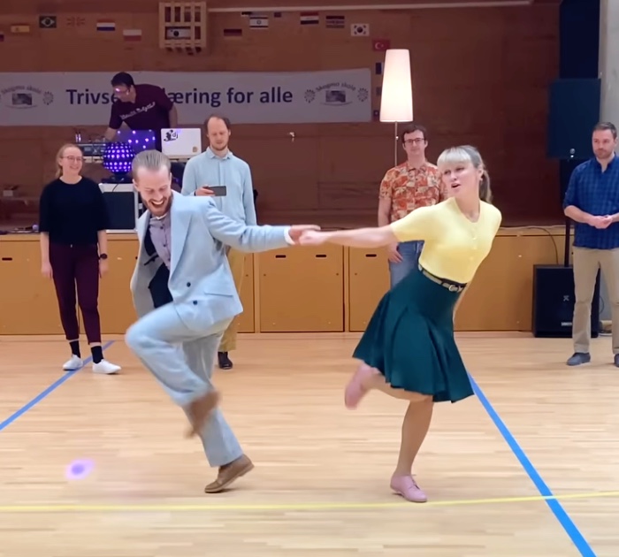 Couple dazzles onlookers with lively dance to 1950s classic