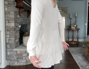 20 Appropriate Legging Outfits For Women Over 50