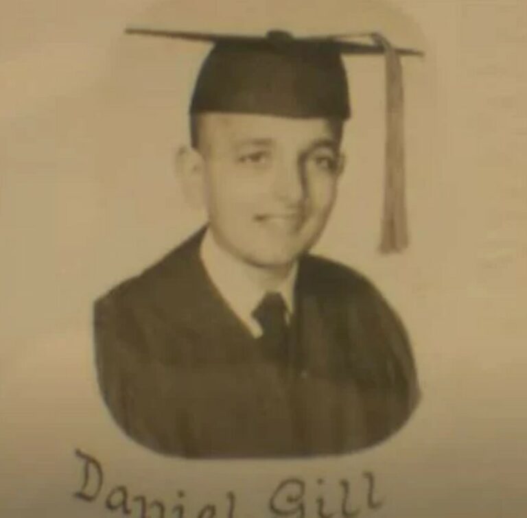 Teacher kept a single empty chair in his classroom for 50 years to ...