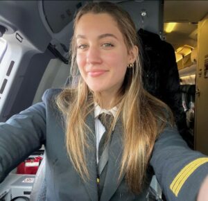 Pilot regularly asked if she’s a “flight attendant” earns praise for ...