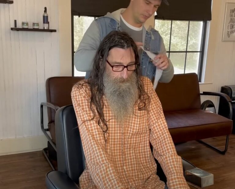 Homeless man gets first haircut after 6 years and looks decades younger