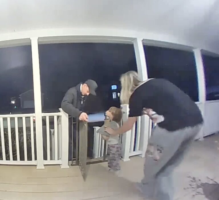 Toddler chases after pizza delivery man to give him a hug during “dark ...