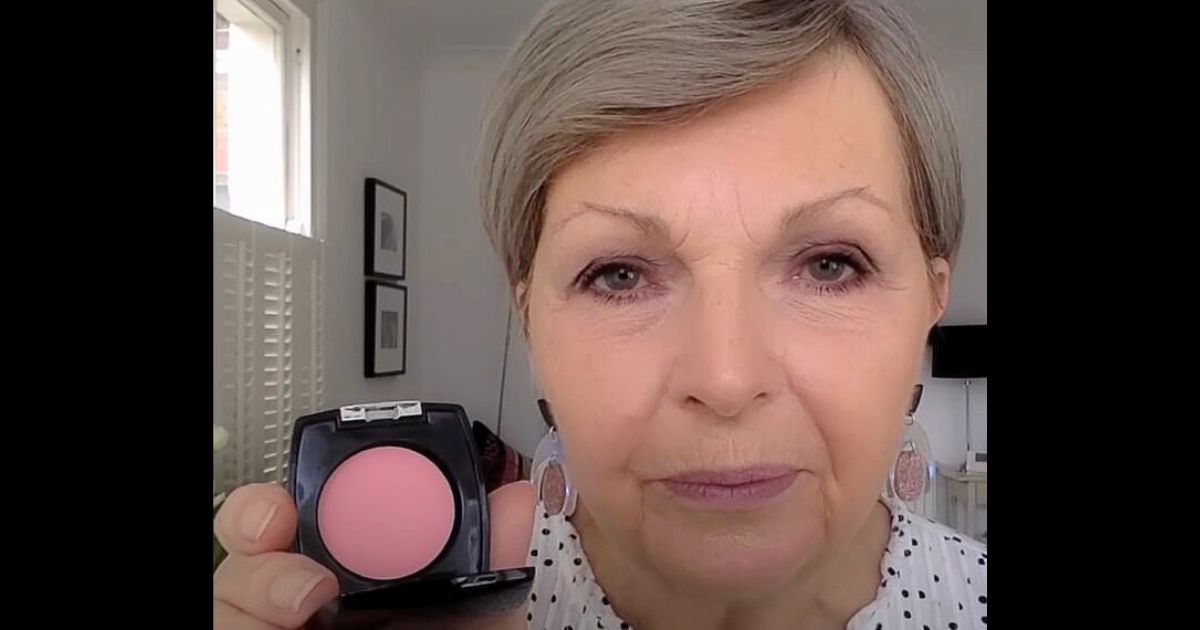25+ Age-Defying Beauty Tricks That Women Over Age 60 Will Love