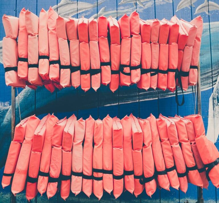 Little boy bravely swims 1 hour to shore after current sweeps family away