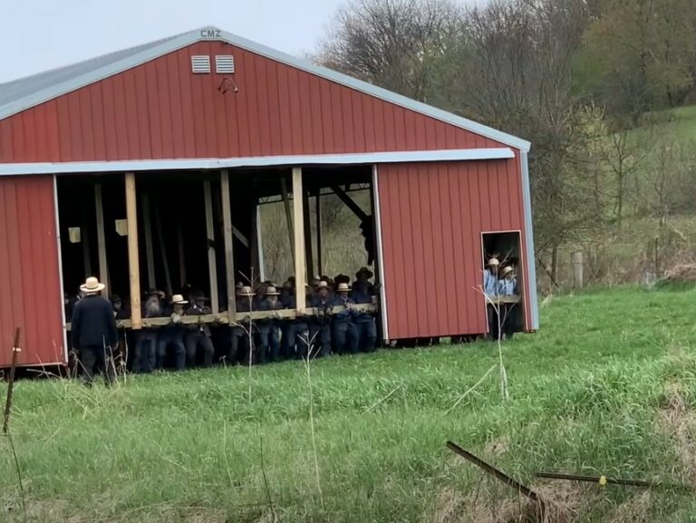 Watch over 200 Amish people lift a barn with only their hands and move ...