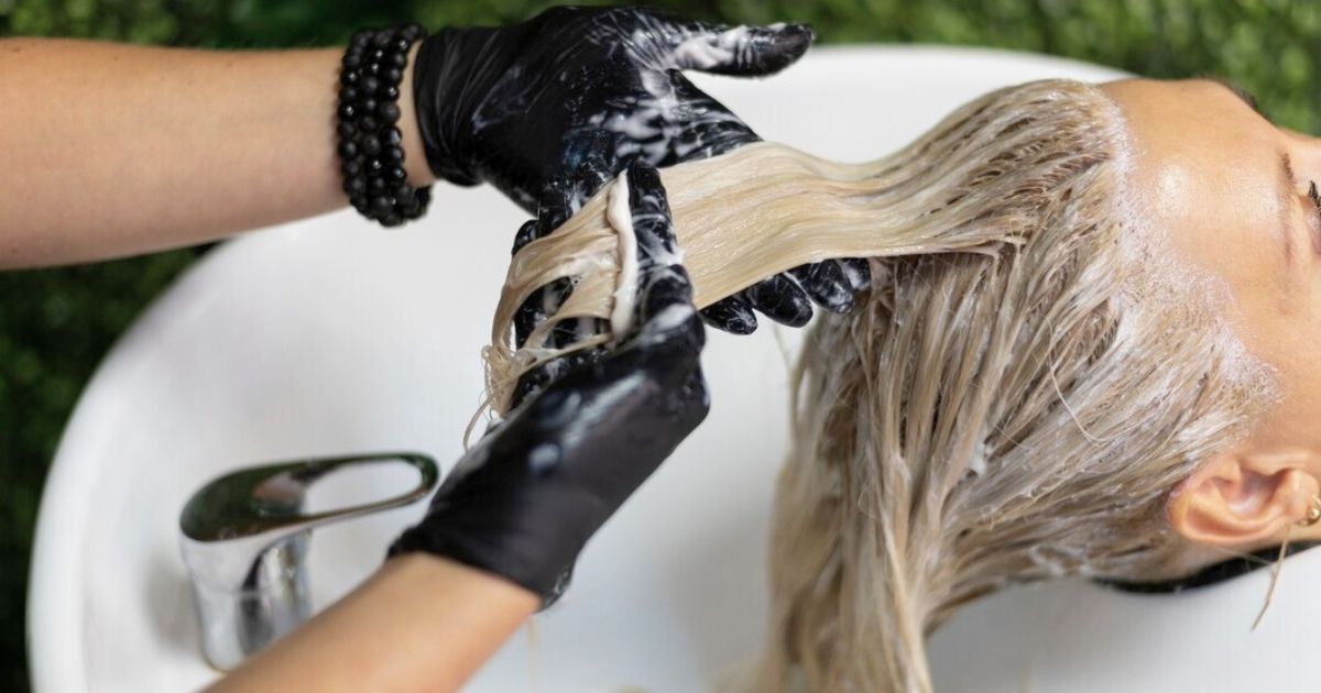 10+ Things You Unknowingly Do That Unnerve Your Hairdresser