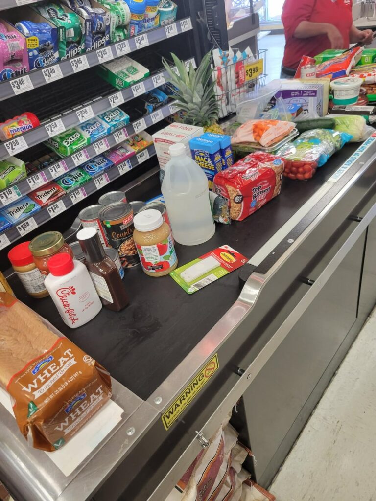 25+ “Polite” habits grocery store workers secretly despise