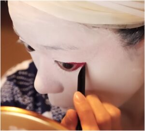 Woman shows painstakingly-intricate process of traditional Geisha-style ...