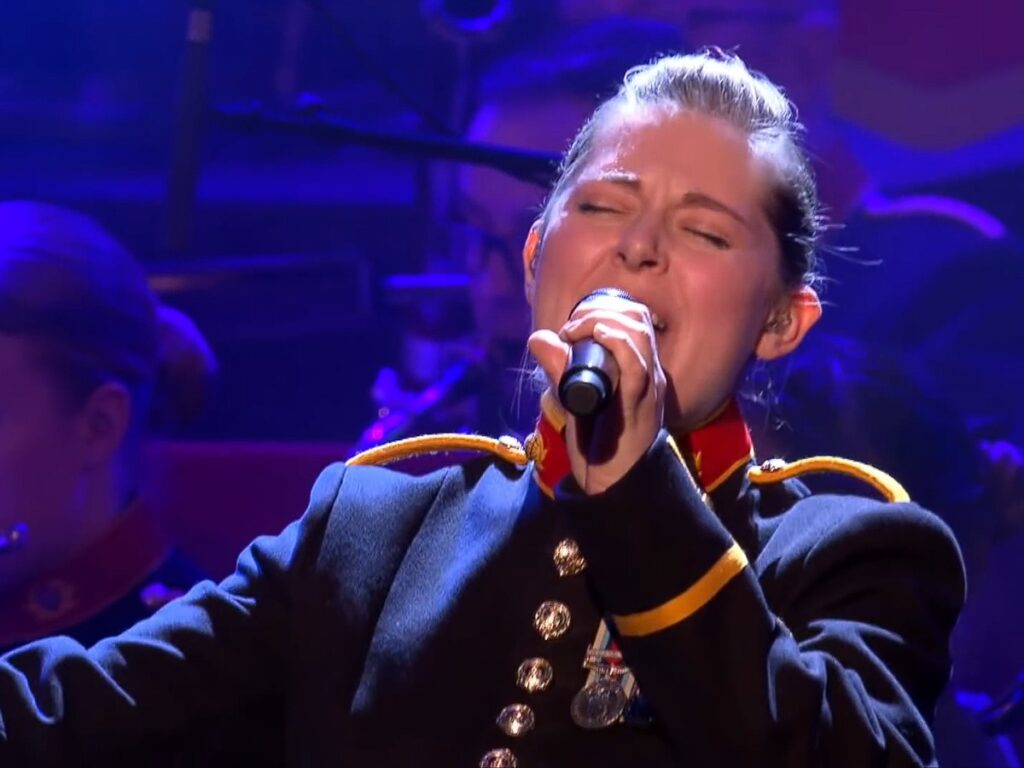 Marine band moves the crowd with their incredible rendition of ...